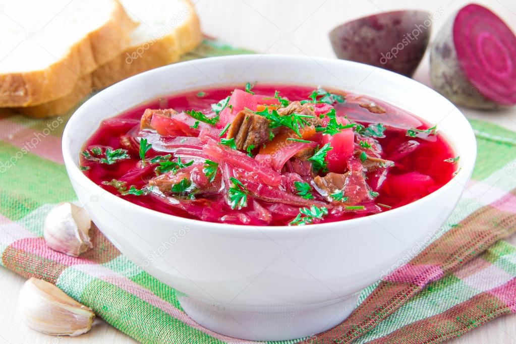 soupe borsch russe traditionnel avec boeuf et betterave — Photographie ...