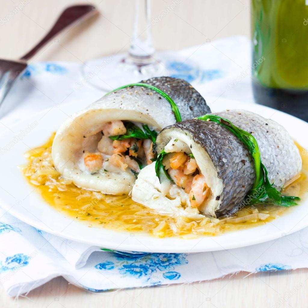 Rollos de pescado de filete dorado de camarones rellenos y espinacas ...