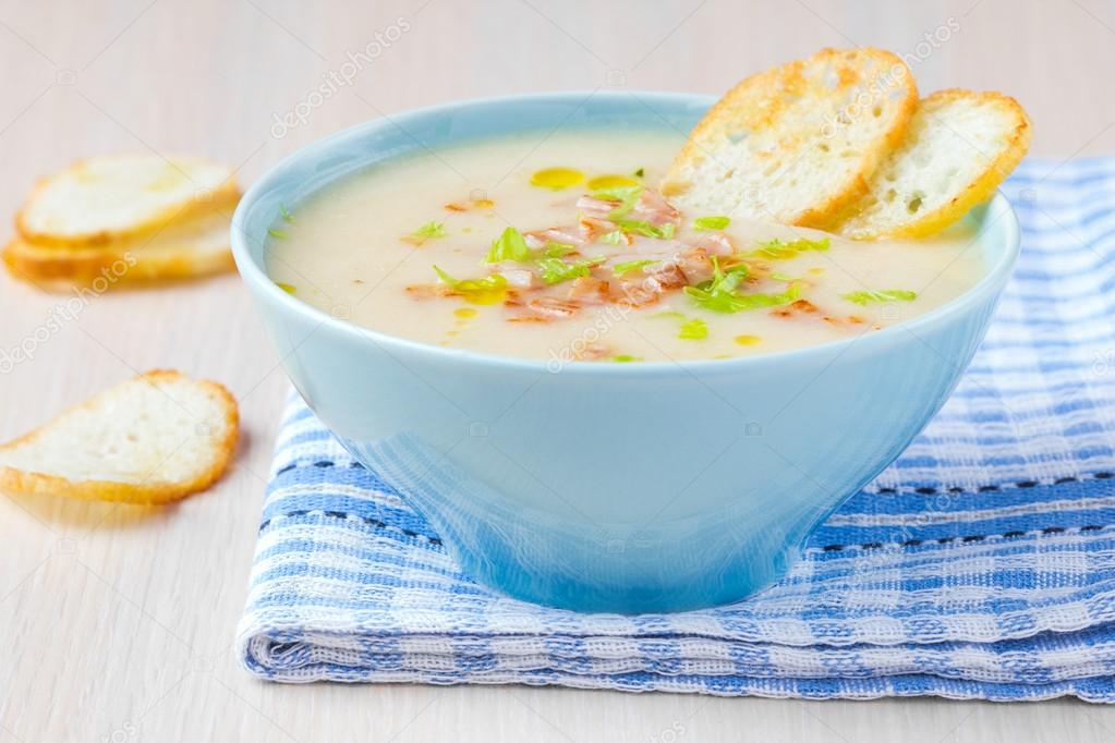 Deliciosa sopa de crema vegetal con papas, apio, jamón, fresco 2022