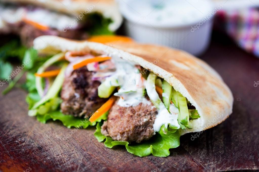Kebab de viande hachée, boulettes de bœuf en gâteau plat aux légumes ...