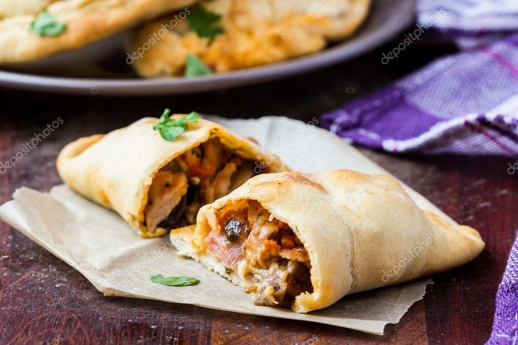 Mini calzone, pizza cerrada, pastelería italiana rellena de queso 2022