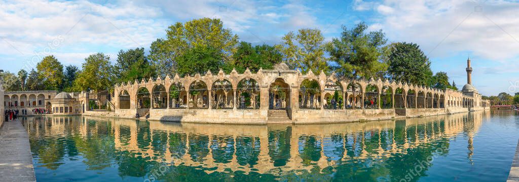 Sanliurfa, Turquía. Balikligol (El lago de los peces). Panorama del ...