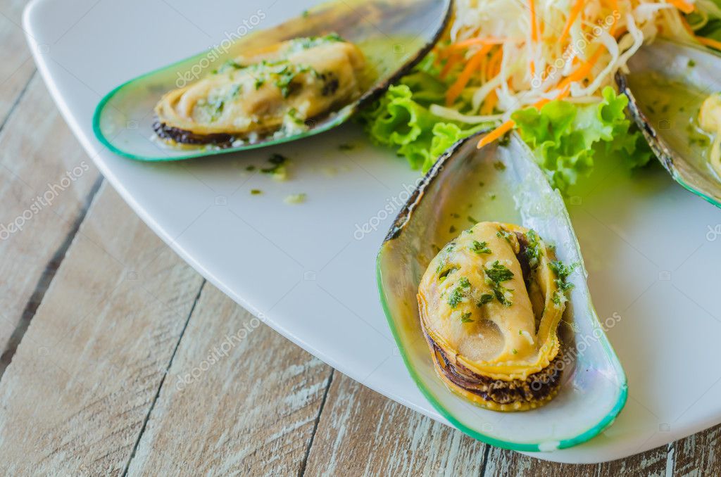 Steam mussels with garlic and spicy sauce — Stock Photo © mrsiraphol ...