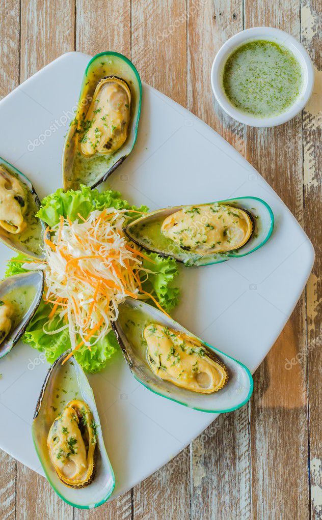 Steam mussels with garlic and spicy sauce — Stock Photo © mrsiraphol ...