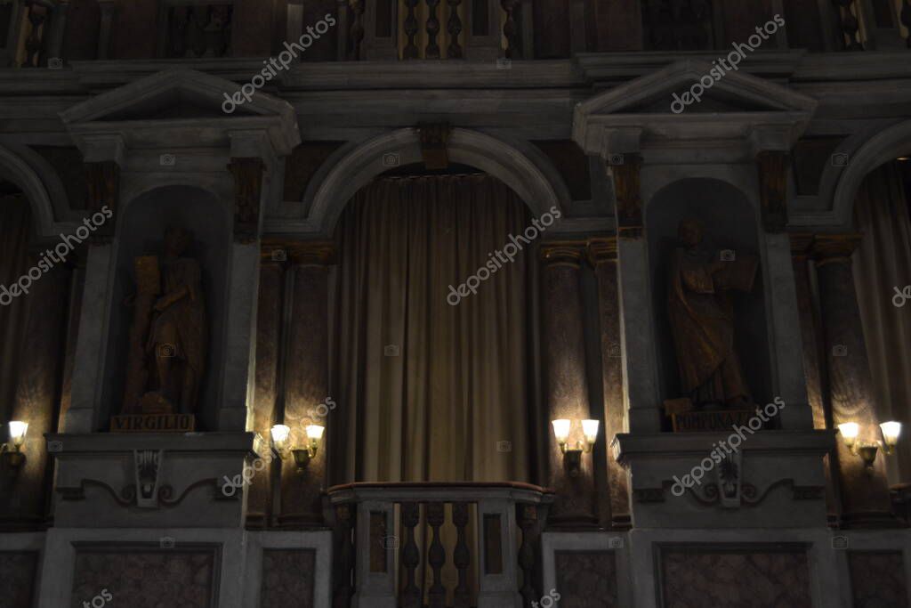 MANTOVA, ITALIA, CIRCA JULIO 2018: Vista interior del Teatro Bibiena ...