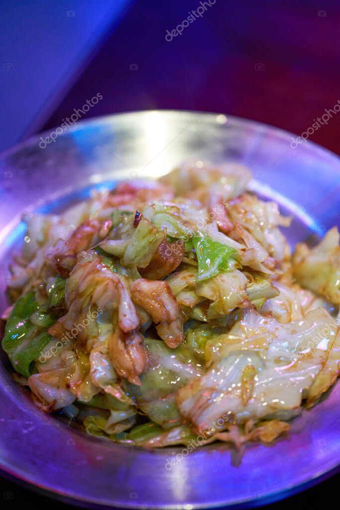 Un delicioso plato chino casero, repollo rallado y frito 2023