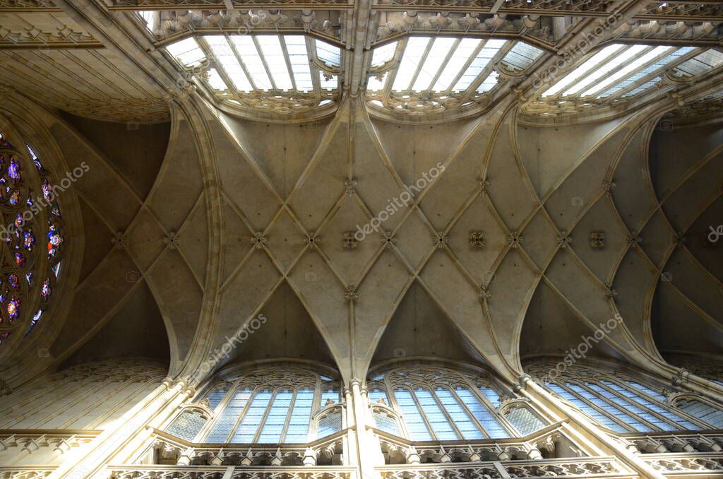 PRAGA, REPÚBLICA CHECA - La joya gótica de Praga, la Catedral de San ...