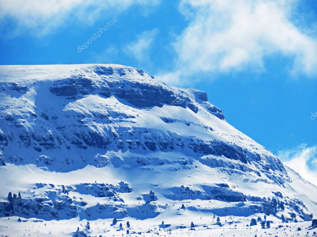 Pico alpino nevado Gamserrugg (o Gamser Rugg 2075 m) en la cordillera ...
