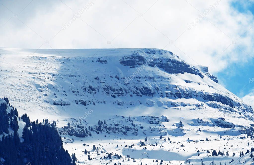 Pico alpino nevado Gamserrugg (o Gamser Rugg 2075 m) en la cordillera ...
