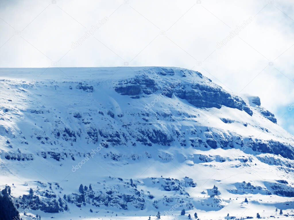 Pico alpino nevado Gamserrugg (o Gamser Rugg 2075 m) en la cordillera ...