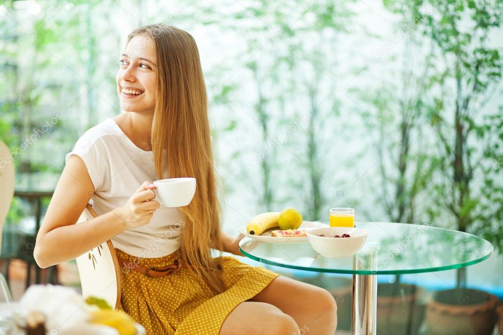 Hermosa mujer joven desayunando (enfoque suave ): fotografía de stock ...