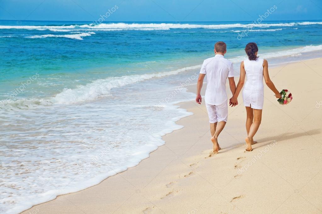 pareja caminando por la playa, bali — Foto de stock © apid #30761943