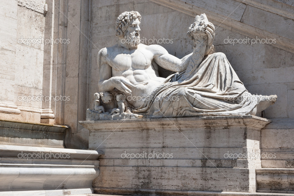 Estatua del dios del río del Tíber, plaza del Campidoglio, Roma, Italia ...