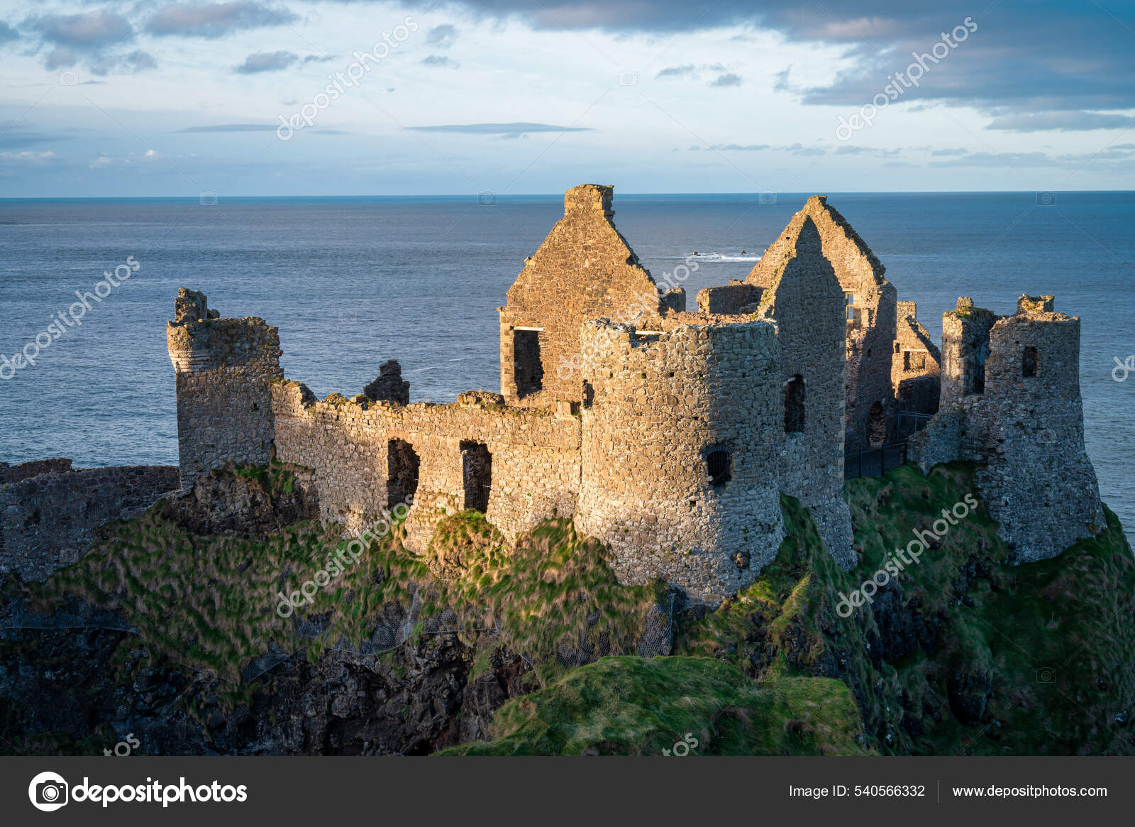 Ruins Dunluce Castle Edge Sea Cliff Coast Northern Ireland — Stock ...