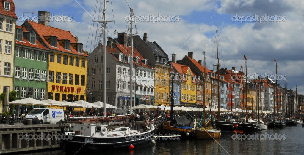 Colorful Nyhavn waterfront in Copenhagen — Stock Editorial Photo ...