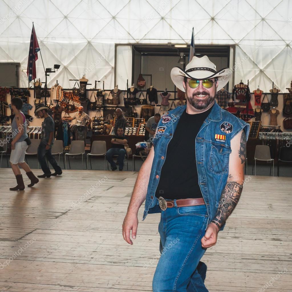 People dancing at Rocking the Park event in Milan, Italy – Stock ...