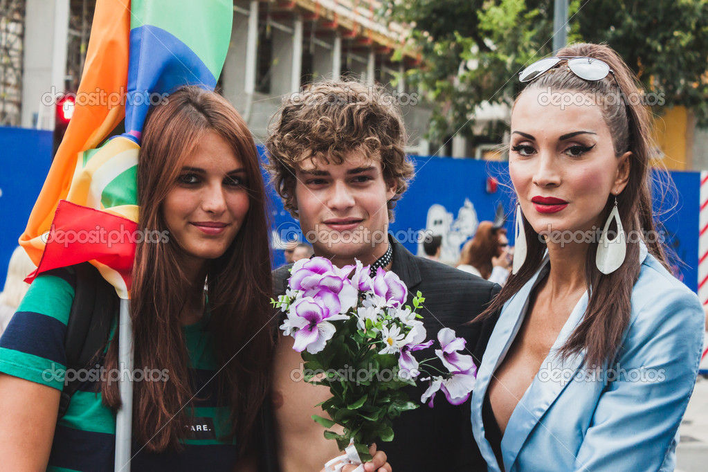 Personas que participan en el Orgullo de Milán 2014, Italia — Foto ...