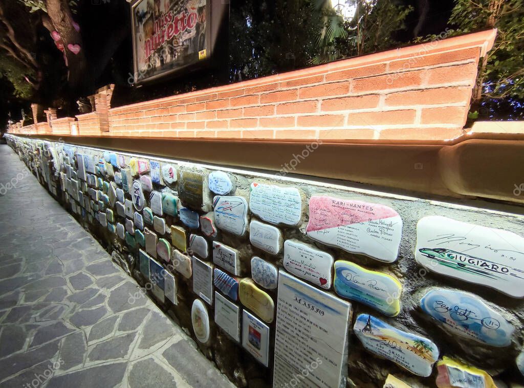 ALASSIO, ITALIA - 13 DE DICIEMBRE DE 2021 - el famoso Muretto. En la ...