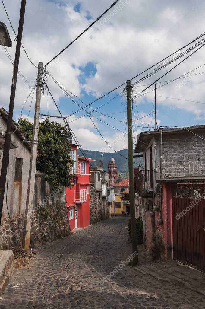Calles del Pueblo M gico de Tlalpujahua, M xico. con su arquitectura cl sica mexicana de tejas ...
