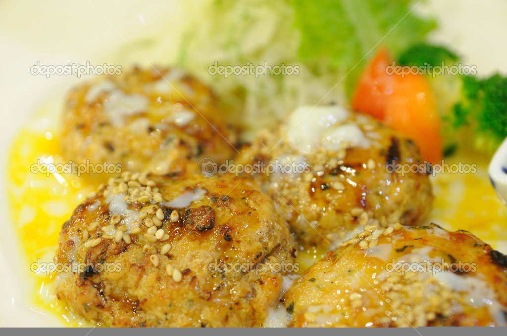 Cubos de pollo asados con huevo y verduras. 2023