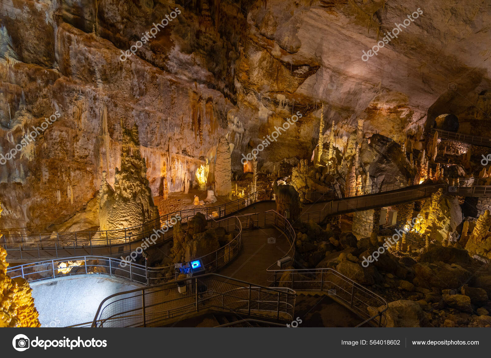 Grotte Frasassi Caves Italy — Stock Photo © Dudlajzov #564018602