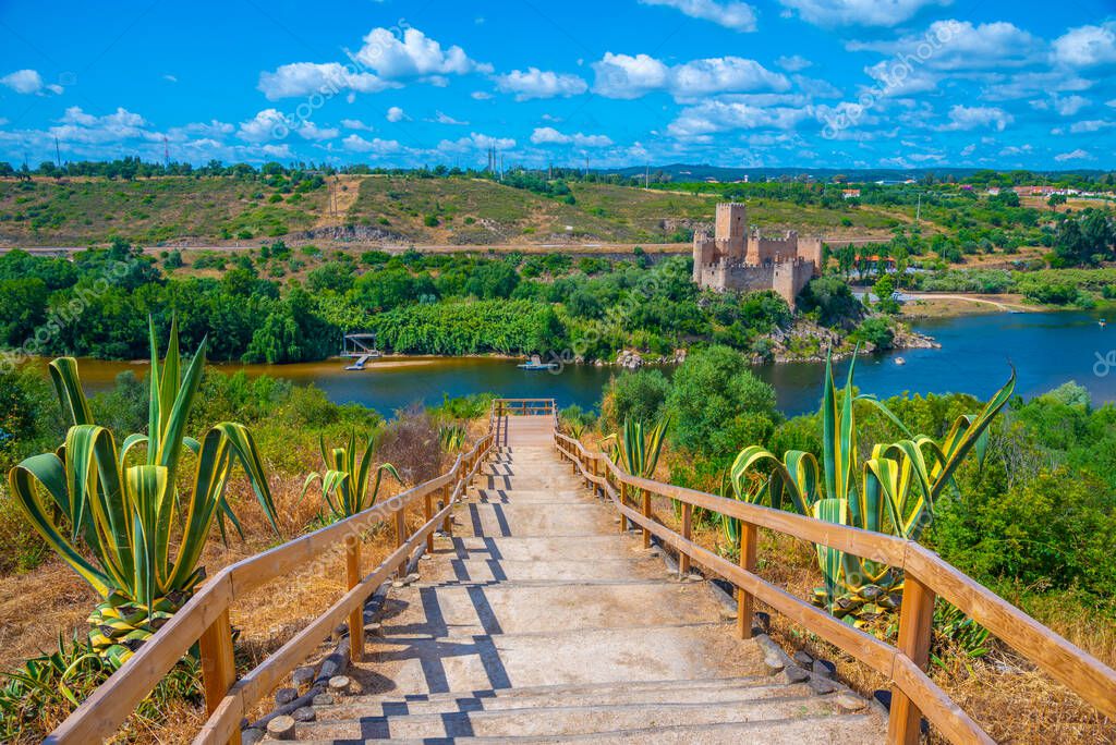 Castelo de Almourol sobre el río Tajo en Portugal. 2022