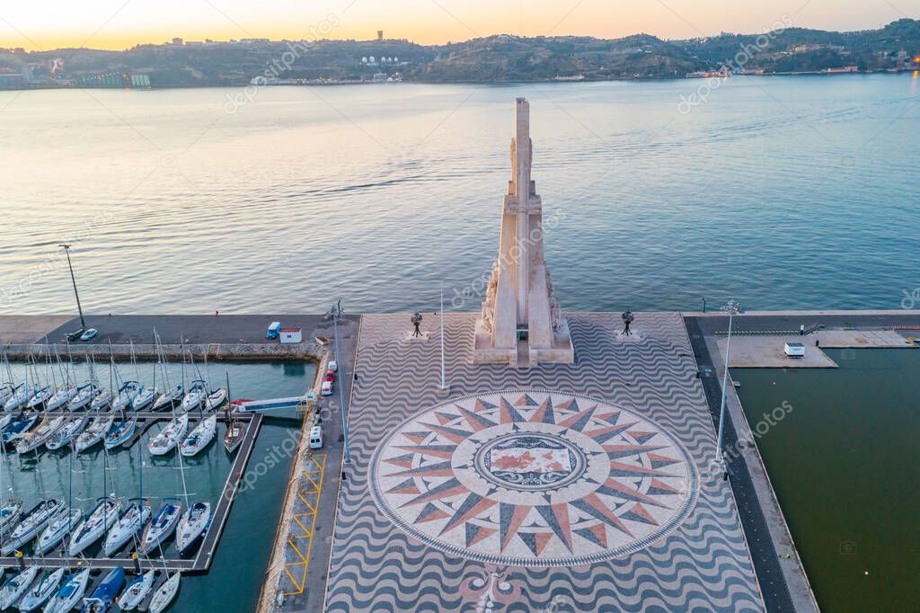 Vista del amanecer de Padrao dos Descobrimentos - Monumento de los ...