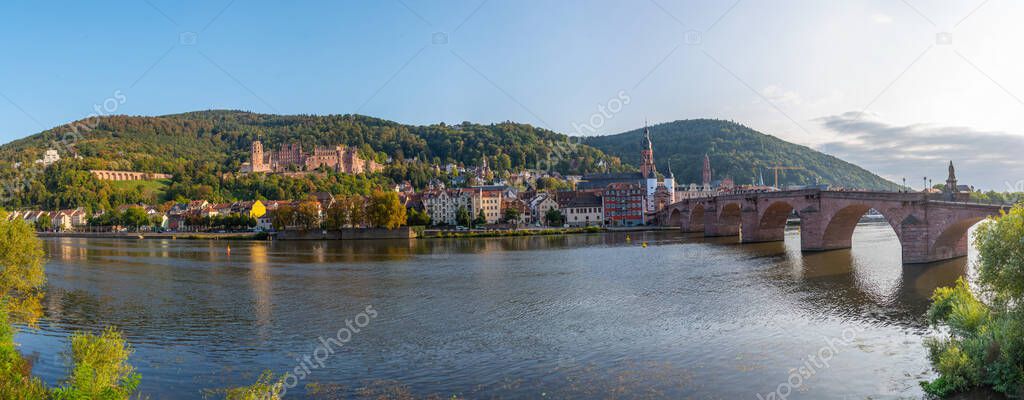 Panorama de Heidelberg detrás del río Neckar, alemán 2024