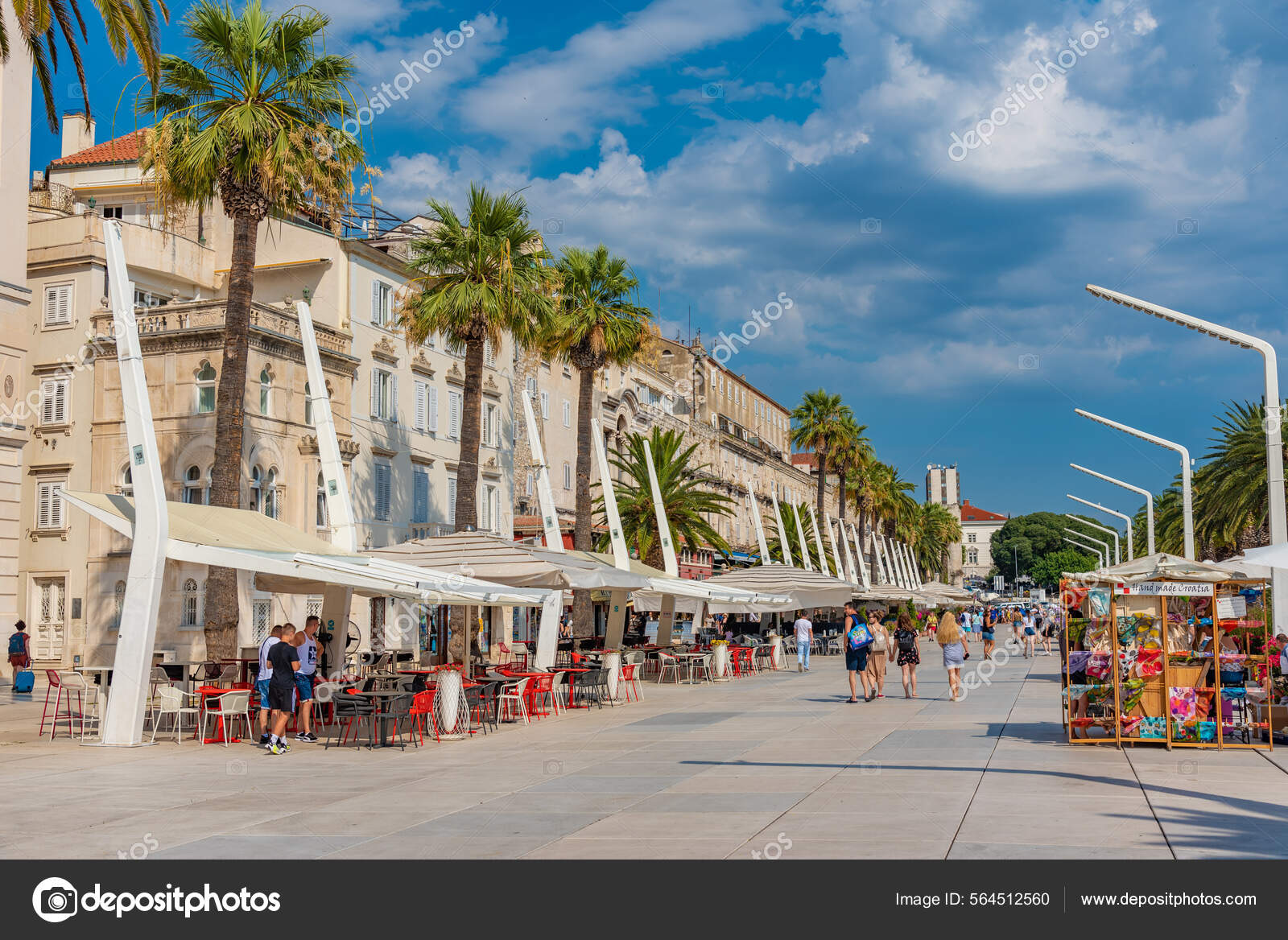 Split Croacia Julio 2020 Gente Está Caminando Paseo Marítimo Split ...
