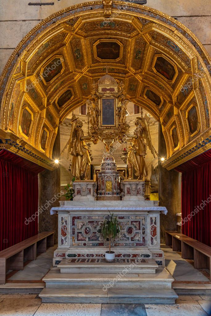 Split, Croacia, 23 de julio de 2020: Interior de la catedral de Saint ...