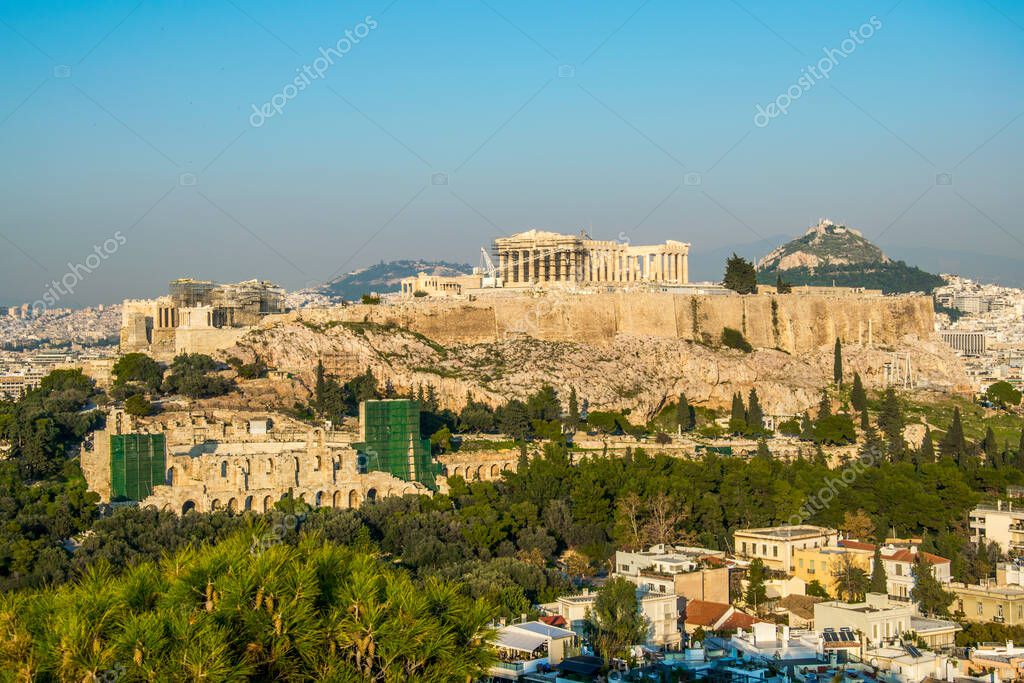 Vista de la Acr polis desde la colina Filopappos en Atenas, Grecia. 2024
