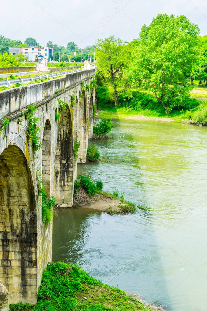 El puente sobre el río Yantra en Byala, provincia de Ruse, Bulgaria ...