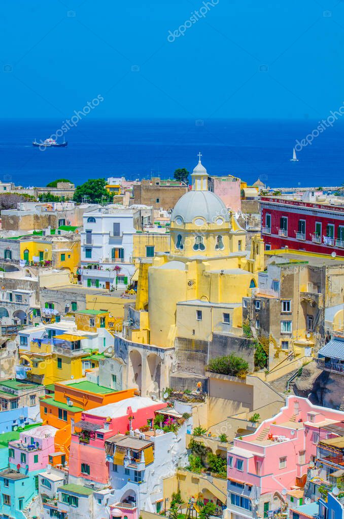 isla procida italiana es famosa por su colorido puerto deportivo ...