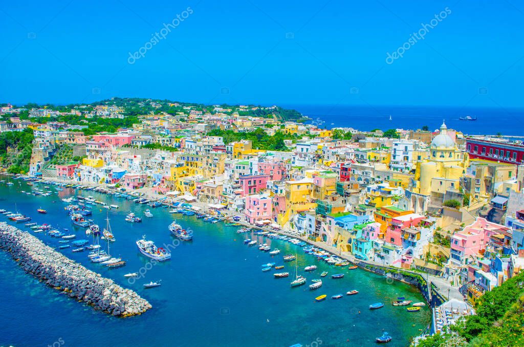 isla procida italiana es famosa por su colorido puerto deportivo ...
