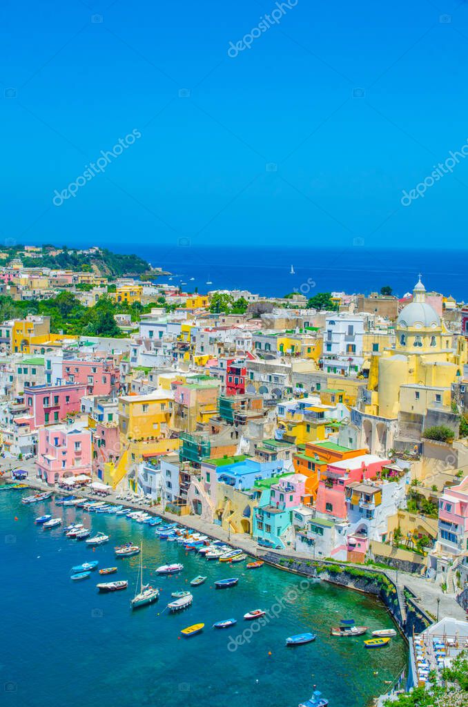 isla procida italiana es famosa por su colorido puerto deportivo ...