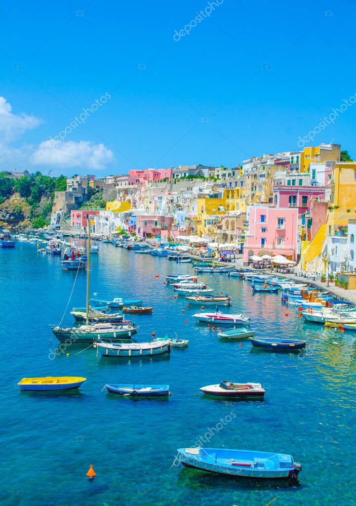 isla procida italiana es famosa por su colorido puerto deportivo ...