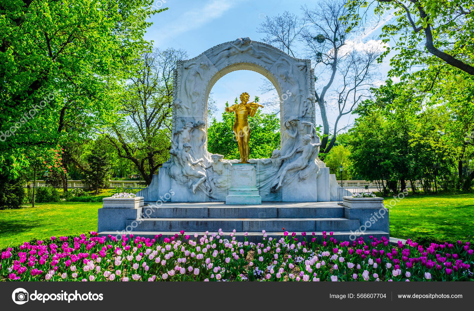 Statue Johann Strauss Stadtpark Vienna Austria — Stock Editorial Photo © Dudlajzov #566607704