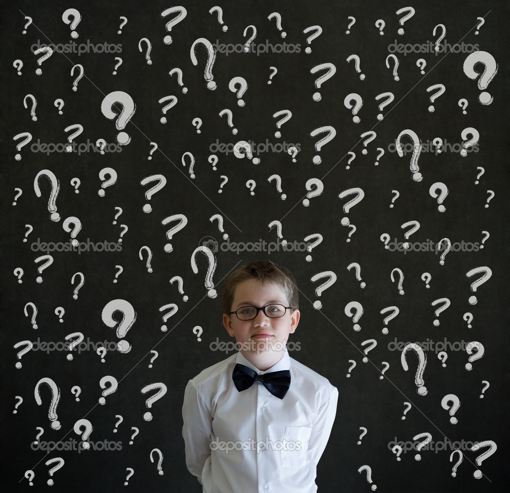 Niño pensante vestido de hombre de negocios con signos de interrogación ...