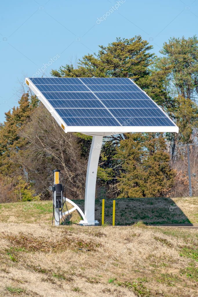 Disparo vertical de una matriz de paneles solares conectados a una estaci n de carga de veh ...