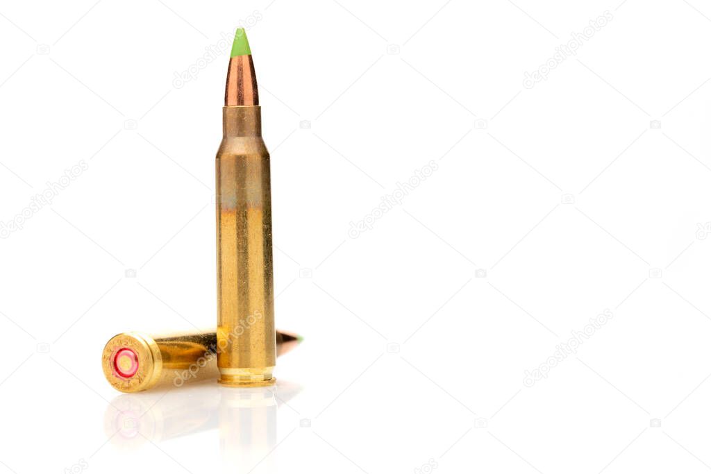 Un par de calibar 5.56, balas de punta verde ordenadas en la l nea ...