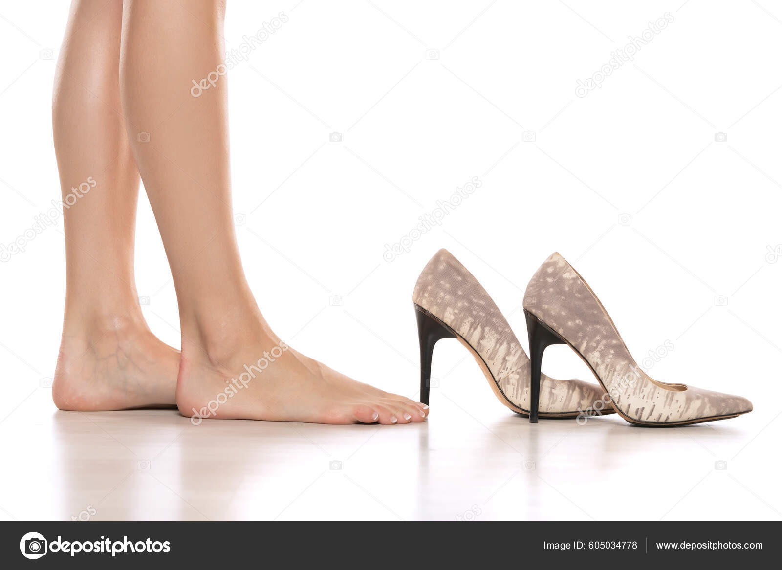 Side View Woman's Bare Feet High Heels White Studio Background — Foto ...