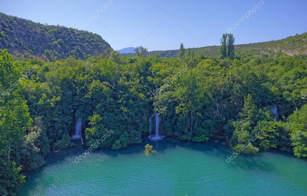 Vista aérea del lago Brljan situado aguas abajo de Bilusic buk en la ...