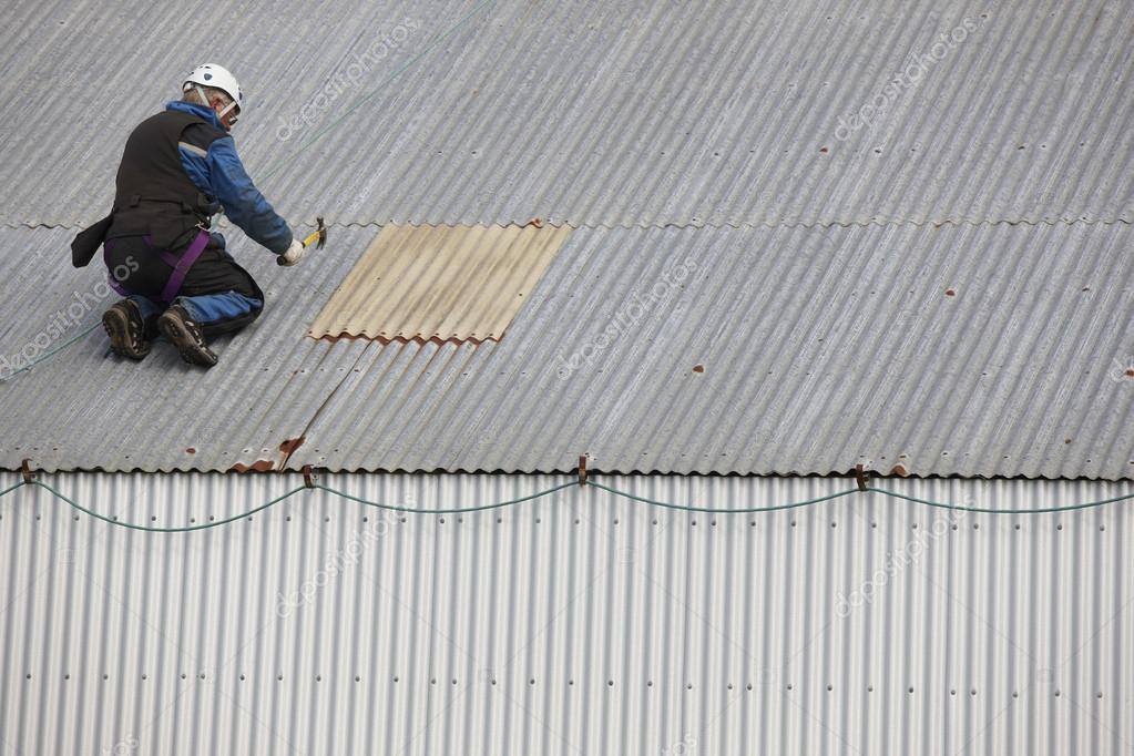 Trabajador reparando un techo. 2024