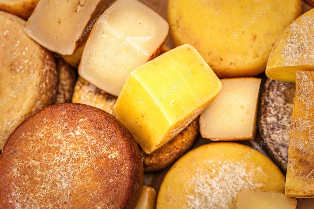 Algunos quesos artesanales naturales hechos de la manera tradicional ...