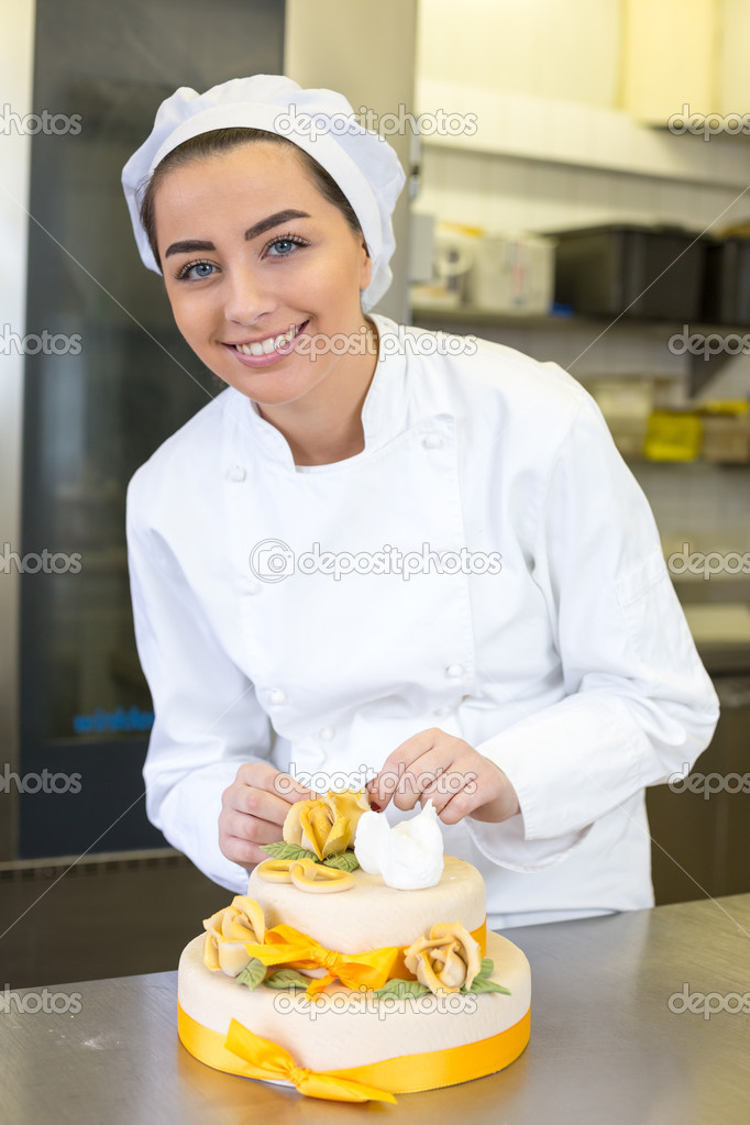 pastelero, panadero o pasteles cocinero preparando torta — Fotos de ...