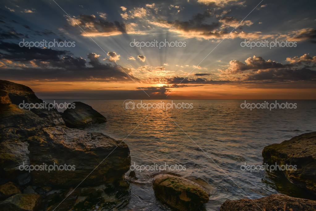Beautiful ocean sunrise - calm sea and boulders with sky sun ra — Stock ...