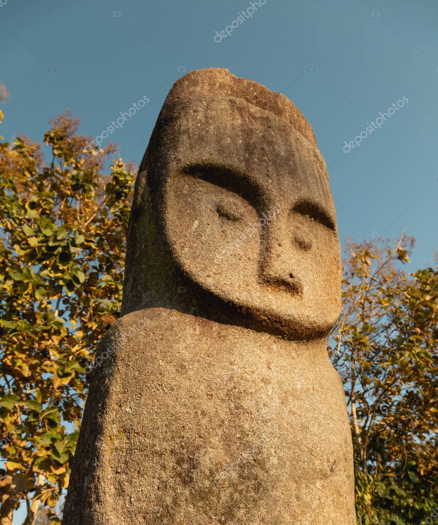Estatua del megalito Langke Bulawa, de culturas megalíticas ...