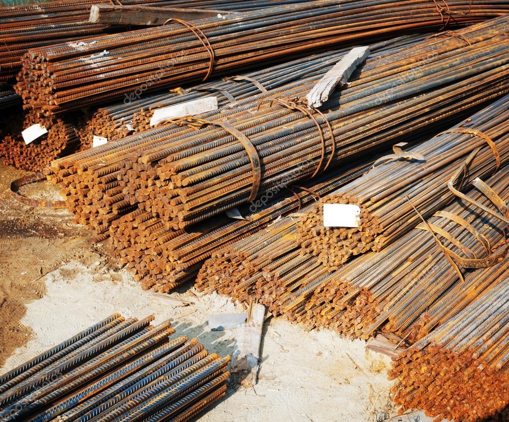 materiales de construcción de acero retorcido en una obra de ...