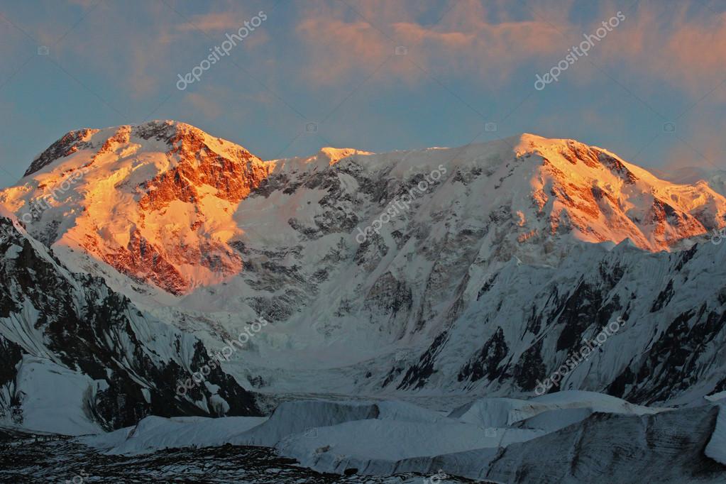 Kyrgyzstan - Pobeda Peak (Jengish Chokusu ) 7,439 m — Stock Photo ...