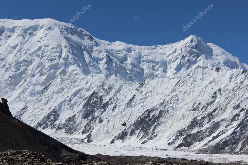 Kyrgyzstan - Pobeda Peak (Jengish Chokusu ) 7,439 m — Stock Photo ...